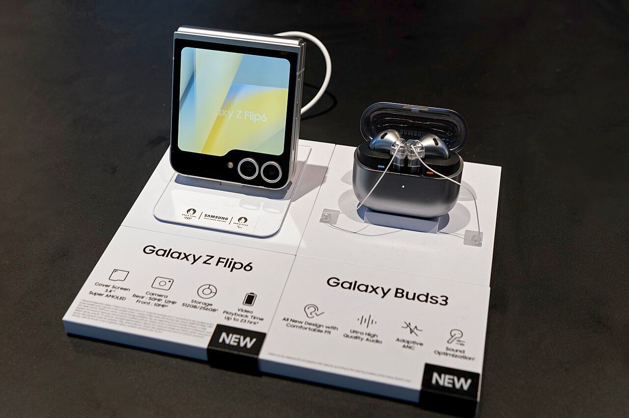 Samsung Galaxy Z Flip 6 Review: Small Phone, Big Compromises – ListenToSA